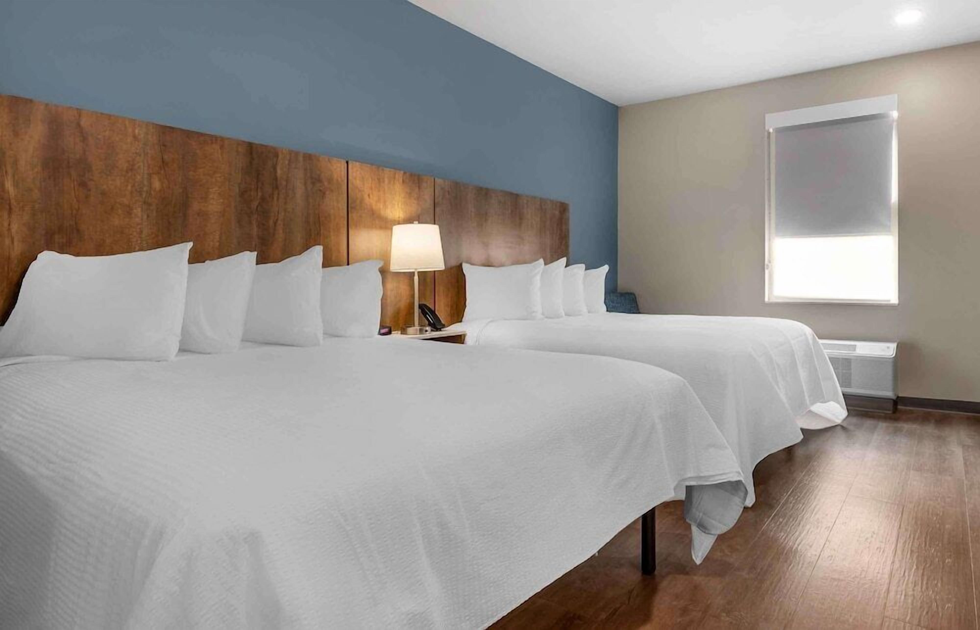 Roupas de cama premium, escrivaninha, espaço de trabalho para notebook