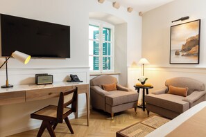 Superior King Room | Frigobar, cofres nos quartos, individualmente decorados