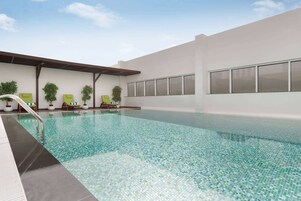 Piscina interna, piscina externa, espreguiçadeiras