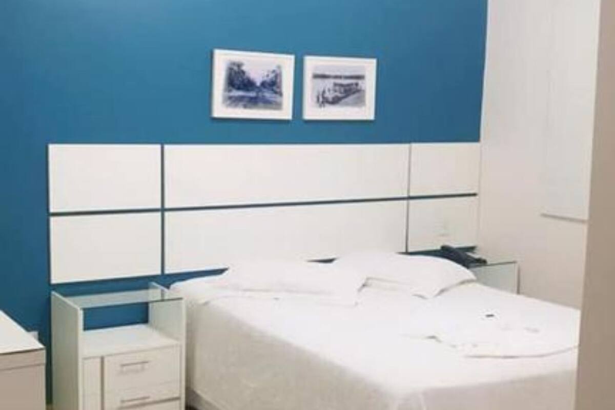 Minibar, secretária, Wi-fi grátis, roupa de cama fornecida
