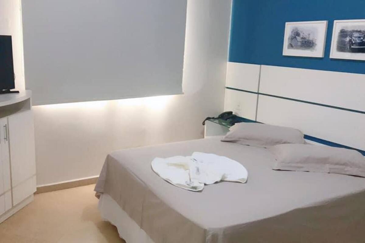 Minibar, secretária, Wi-fi grátis, roupa de cama fornecida