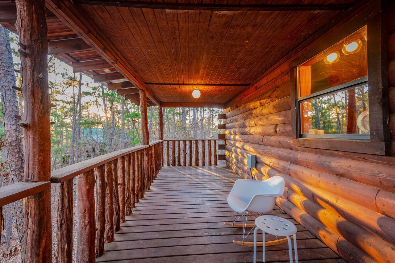 CEDAR RIDGE 2 Bedroom Cozy cabin Mins from Broken Bow Lake!, Broken Bow ...