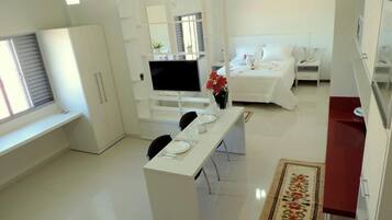 Suite-Estúdio de Luxo, 1 cama queen-size | Minibar, secretária, secretária adequada para computadores portáteis