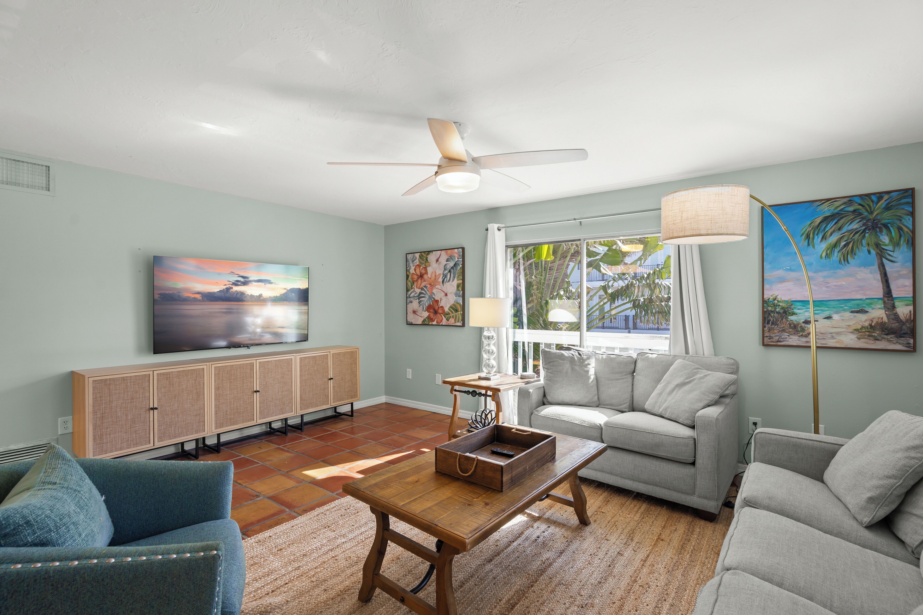 Sun-soaked & Relaxing Gem ~ Steps To Beach ~ Pool! - Siesta Key, FL