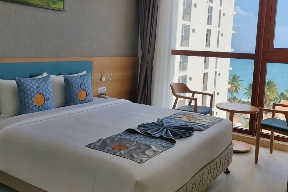 Minibar, cofre no quarto, secretária, cortinas/cortinados opacos