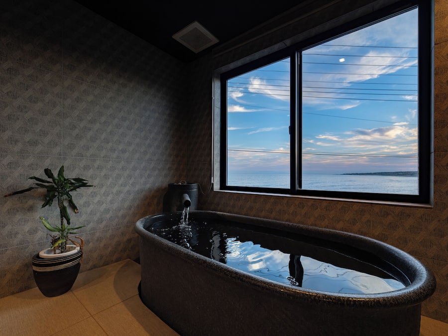 Quarto casal ou duplo (Rumi 201 or Kouka 205,Ocean View Bath) | Banheiro | Banheira e chuveiro separados, produtos de toalete grátis