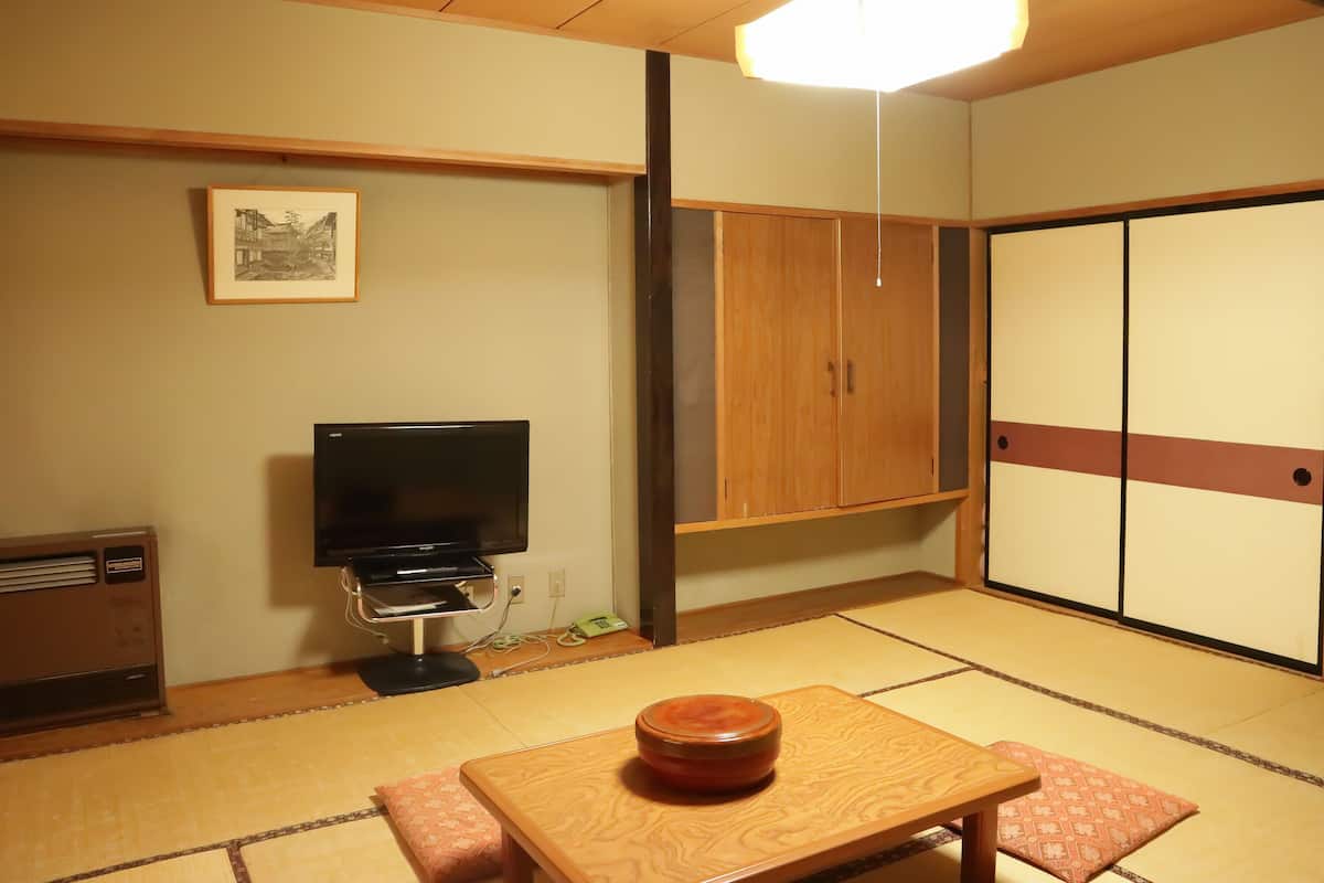 Quarto Tradicional, casa de banho partilhada (for 5 Guests, Shared Toilet) | Cofre no quarto, ferro/tábua de engomar