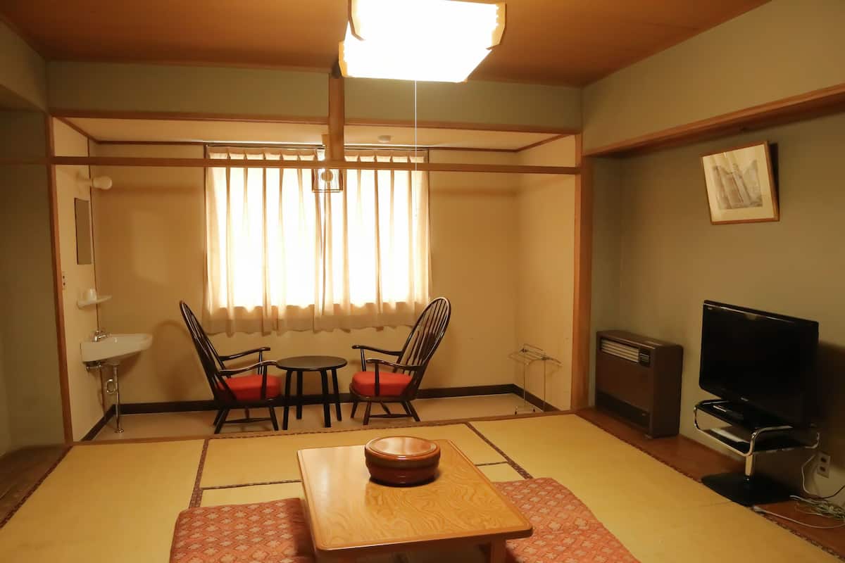 Quarto Tradicional, casa de banho partilhada (for 4 Guests, Shared Toilet) | Cofre no quarto, ferro/tábua de engomar