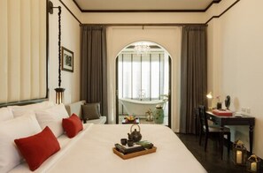 Quarto Deluxe (Suite) | Minibar grátis, cofre no quarto, secretária 