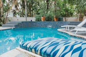 Piscina exterior, guarda-sóis, espreguiçadeiras 