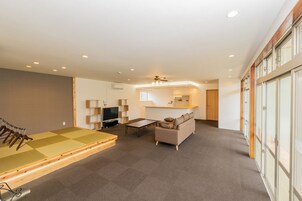 Apartamento, 2 quartos | Área de estar | TV de tela plana, DVD player