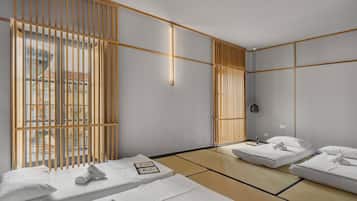Japanese Family Room | Edredões de penas, secretária