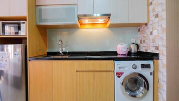 Quarto | Cozinha privada | Um frigorífico, uma placa de cozinha, utensílios de cozinha