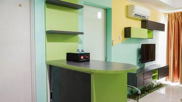 Quarto | Kitchenette privada | Um frigorífico, um micro-ondas, uma placa de cozinha