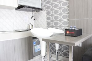 Quarto | Cozinha americana privada | Geladeira, cooktop, chaleira elétrica