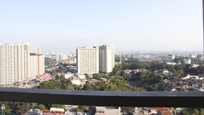 Paisagem urbana com vários edifícios altos, uma combinação de estruturas residenciais e comerciais, e um céu limpo.