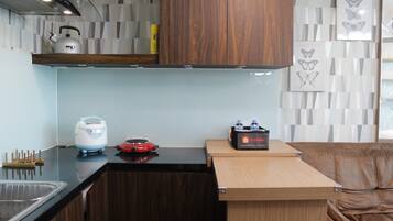 Quarto | Cozinha privada | Geladeira, cooktop, talheres/pratos/utensílios de cozinha