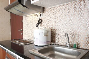 Quarto | Cozinha privada | Um frigorífico, uma placa de cozinha, utensílios de cozinha