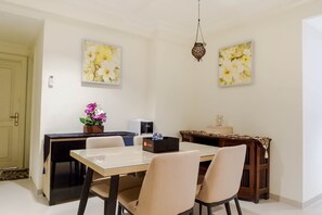 Quarto | Cozinha privada | Um frigorífico, uma placa de cozinha, utensílios de cozinha