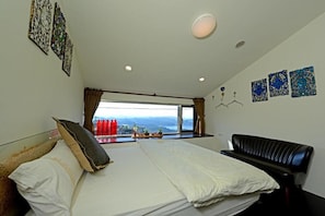 Quarto família | Escrivaninha, Wi-Fi de cortesia, roupa de cama