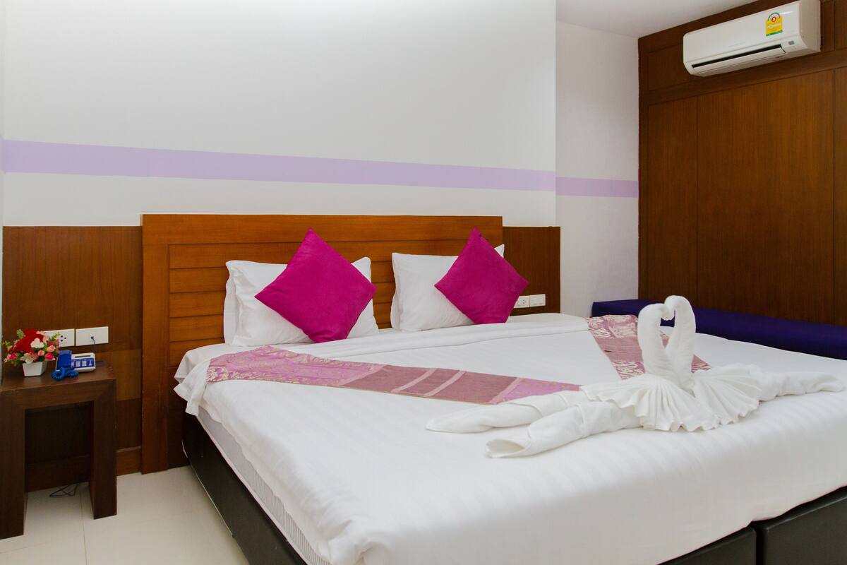 Quarto Duplo Superior | Cofre no quarto, secretária