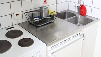 Apartamento, 2 quartos (Annex) | Cozinha privada | Um frigorífico no espaço comum, um micro-ondas no espaço comum