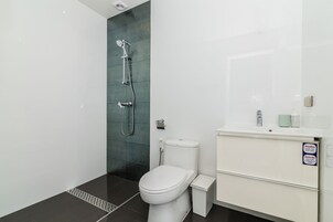 Villa Superior, 4 quartos, não fumadores, cozinha | Casa de banho | Um polibã, um chuveiro de hidromassagem, um secador de cabelo 