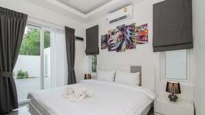 Quarto de hotel moderno com uma cama grande, janela com cortinas, ar condicionado e um quadro abstrato colorido na parede.