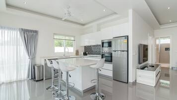 Villa Superior, 3 quartos, não fumadores, cozinha | Cozinha privada | Um frigorífico/congelador grande, um micro-ondas, um forno