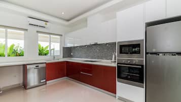 Vila superior, 3 quartos, para não fumantes, cozinha | Cozinha privada | Geladeira grande, micro-ondas, fogão, lava-louças