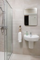 Quarto Duplo ou Twin, 1 quarto | Casa de banho | Um polibã, um secador de cabelo, toalhas fornecidas, champô 