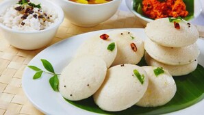 Um prato de idlis com chutney e sambar.