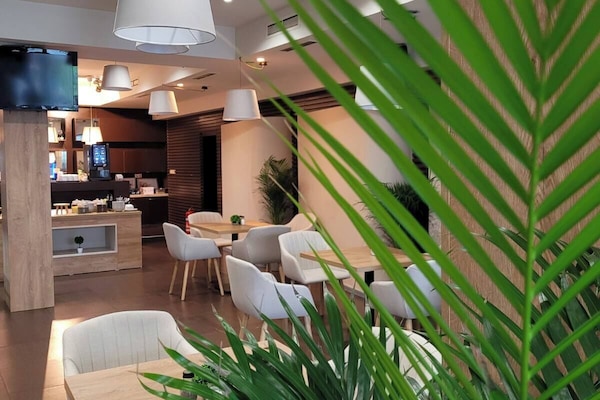 Pequeno-almoço tipo buffet diário (9.2 EUR por pessoa)