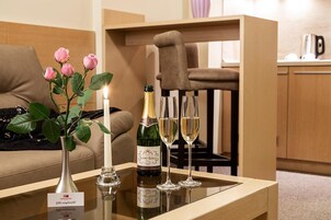Apartamento Comfort, 1 quarto | Sala de estar | TV de ecrã plano