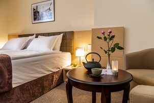 Quarto Duplo Deluxe | Minibar, cofre no quarto, secretária