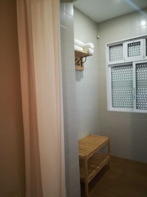 Quarto casal | Banheiro | Chuveiro, produtos de toalete grátis