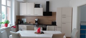 Apartamento, 4 quartos | Cozinha privada | Geladeira, micro-ondas, fogão, cooktop