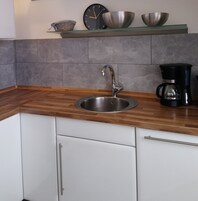 Apartamento, 2 quartos | Cozinha privada | Geladeira, micro-ondas, fogão, cooktop