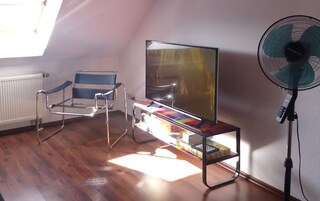 Apartamento, 2 quartos | Área de estar | TV