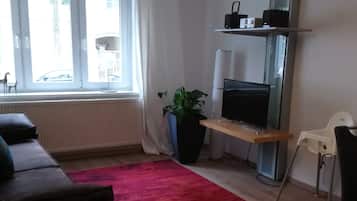 Apartamento, 2 quartos | Sala | TV de ecrã plano