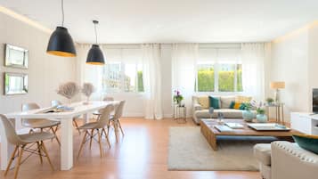 Apartamento (3 Bedrooms) | Sala de estar | TV 32 polegadas com canais a cabo