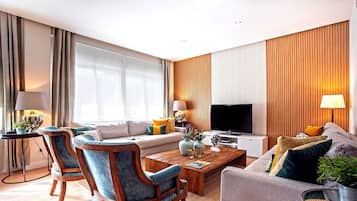 Apartamento (3 Bedrooms) | Área de estar | TV 32 polegadas com canais a cabo