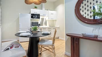 Apartamento (2 Bedrooms) | Refeições no quarto
