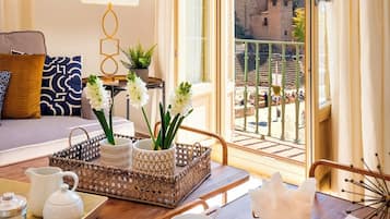 Apartamento (4 Bedrooms) | Sala de estar | Televisor de 32 polegadas com canais por cabo