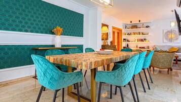 Apartamento (4 Bedrooms) | Refeições no quarto