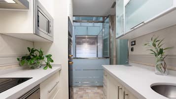 Apartamento (2 Bedrooms) | Cozinha privada | Geladeira grande, micro-ondas, fogão, cafeteira/chaleira