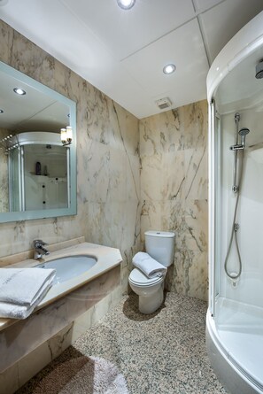 Apartamento (2 Bedrooms) | Casa de banho | Um polibã, um secador de cabelo, toalhas fornecidas, sabão