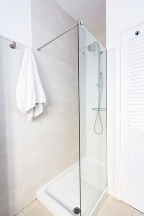 Apartamento (2 Bedrooms) | Casa de banho | Um polibã, um secador de cabelo, um bidé, toalhas fornecidas 