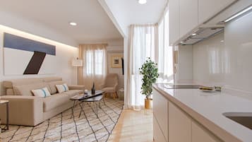 Apartamento | Cozinha privada | Geladeira grande, micro-ondas, fogão, cooktop