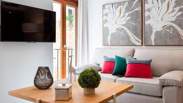 Apartamento (3 Bedrooms) | Sala de estar | Televisor de 32 polegadas com canais por cabo